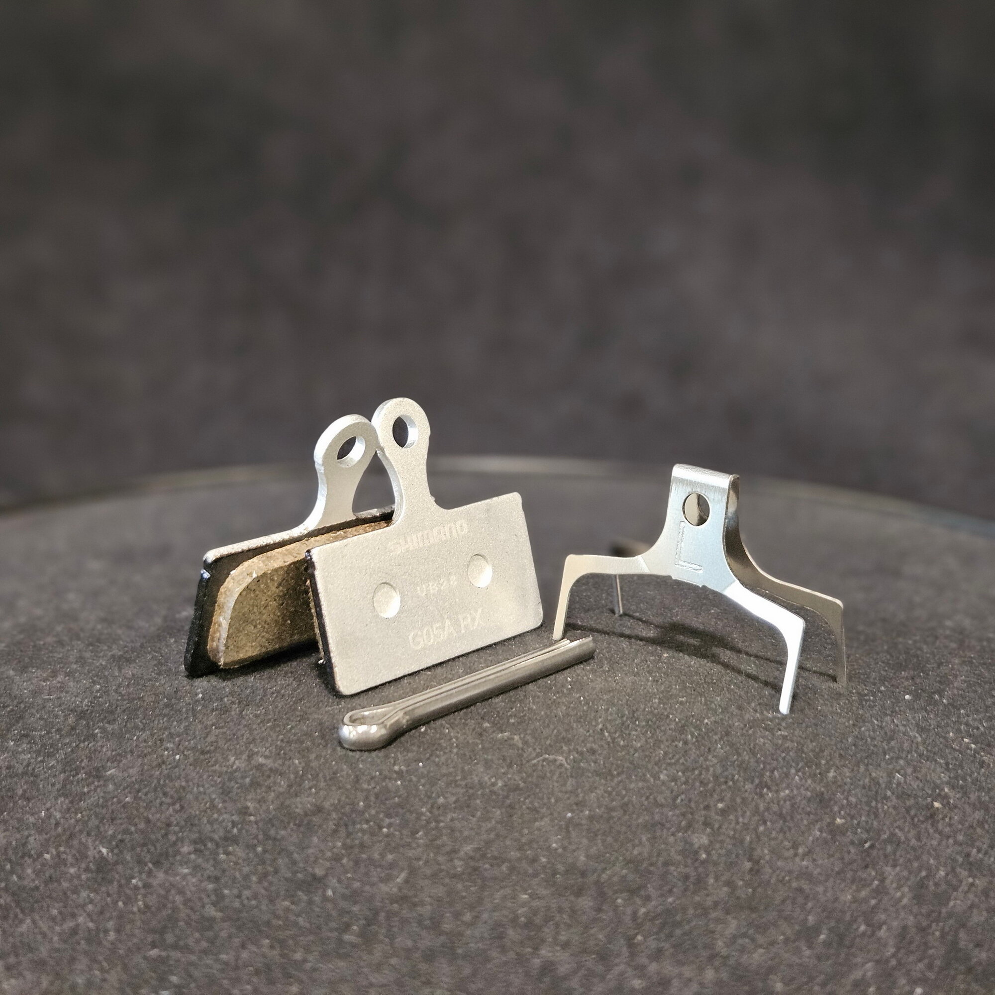 Колодки для дисковых тормозов Shimano G05A-RX (Deore / XTR), G-type, органические (resin), подложка из алюминиевого сплава