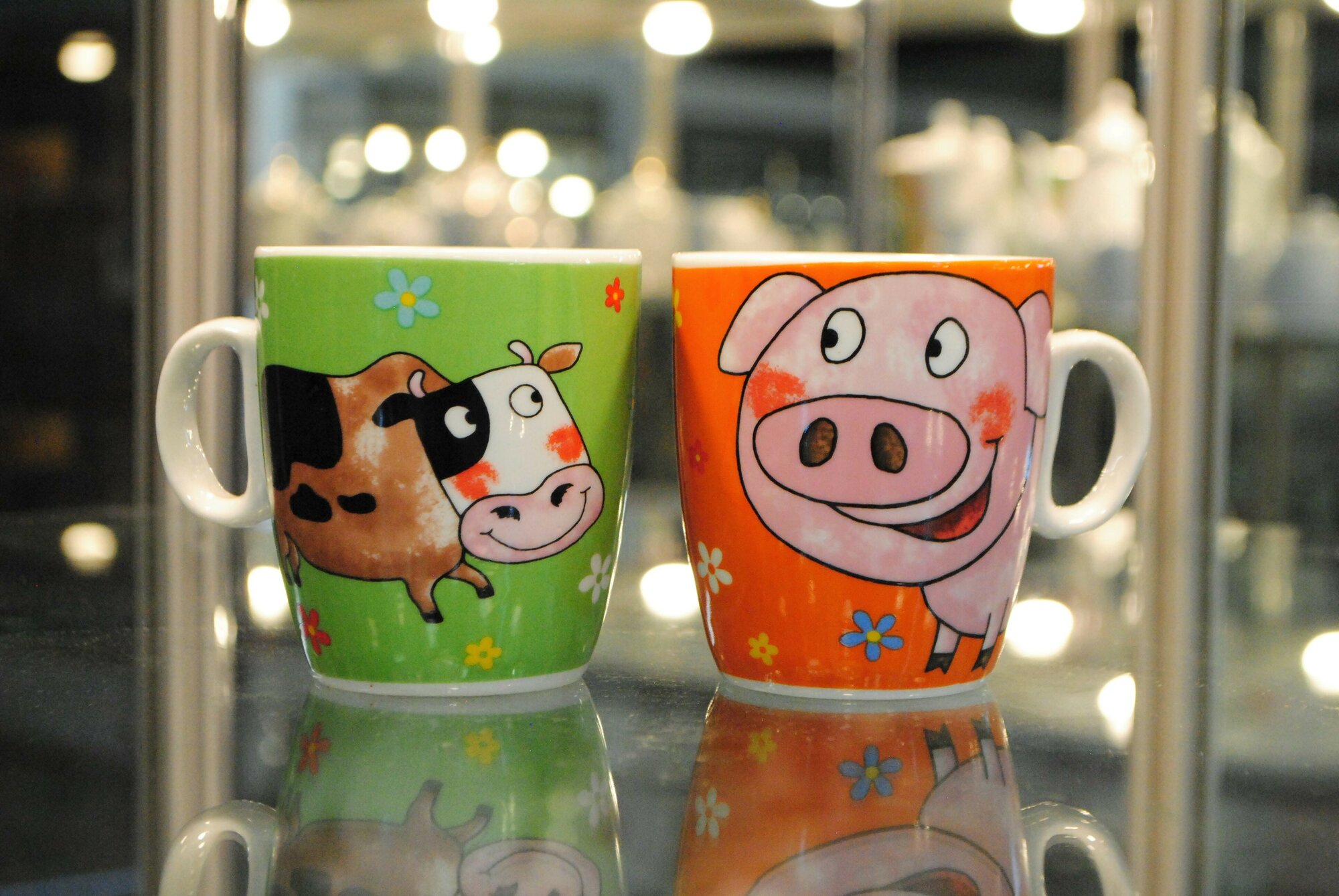 Набор из 2-х чашек фарфоровых, детских федерация 200 мл. "коровка и свинка", зеленая и оранжевая.