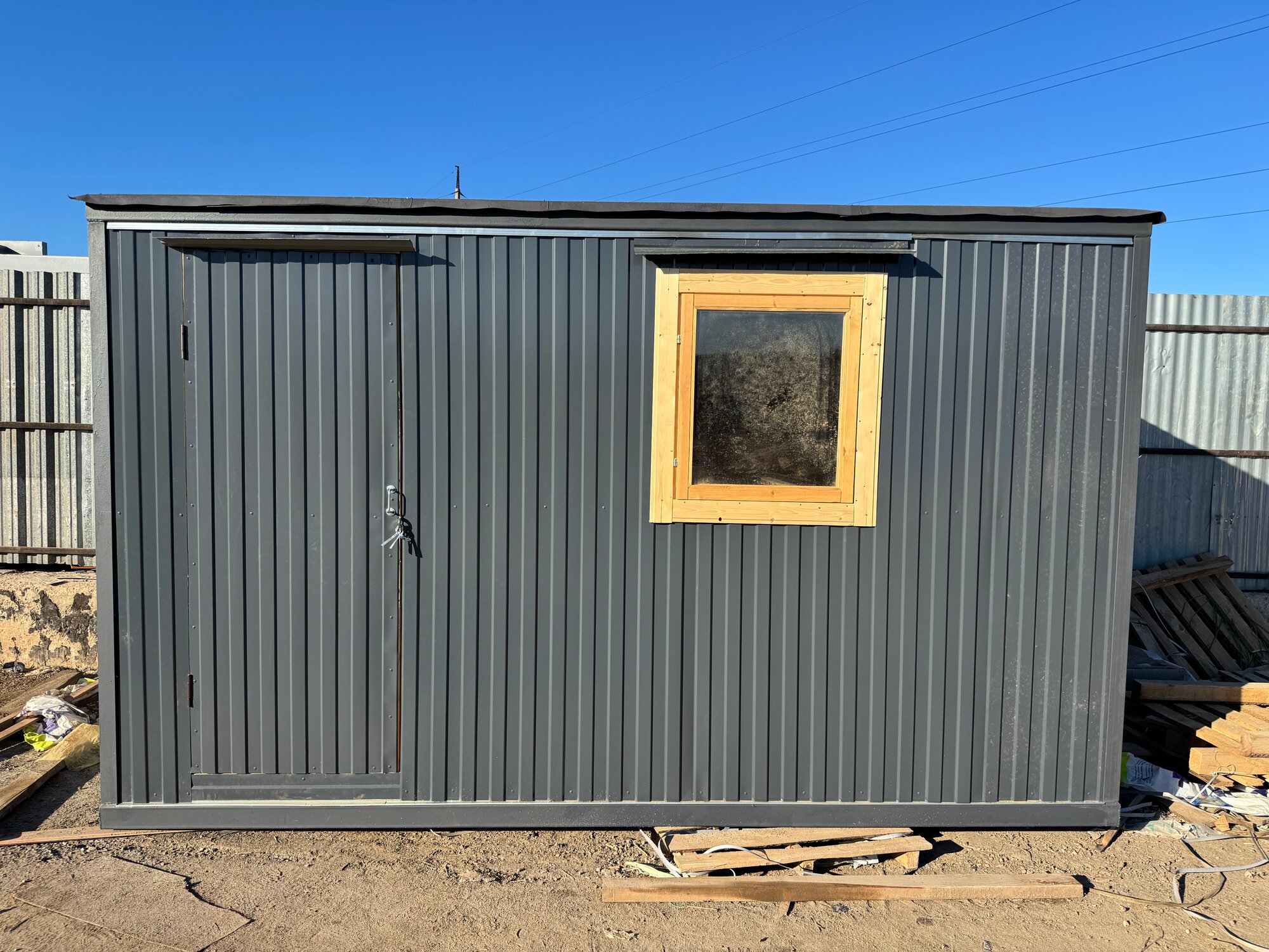 Бытовка металлическая 4х2.4 (блок-контейнер), утепленная с отделкой ДВП