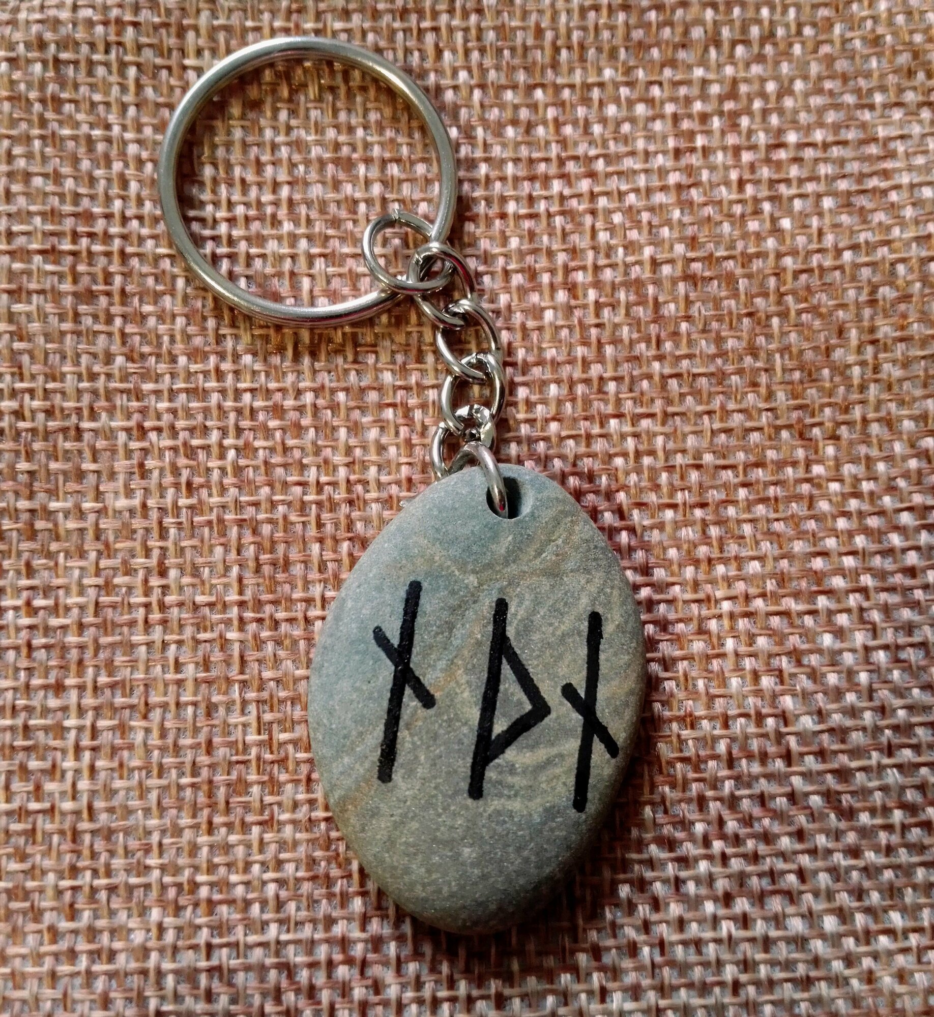 Оберег от пьянства и алкоголизма. Брелок на камне. Ручная работа. гравировка.