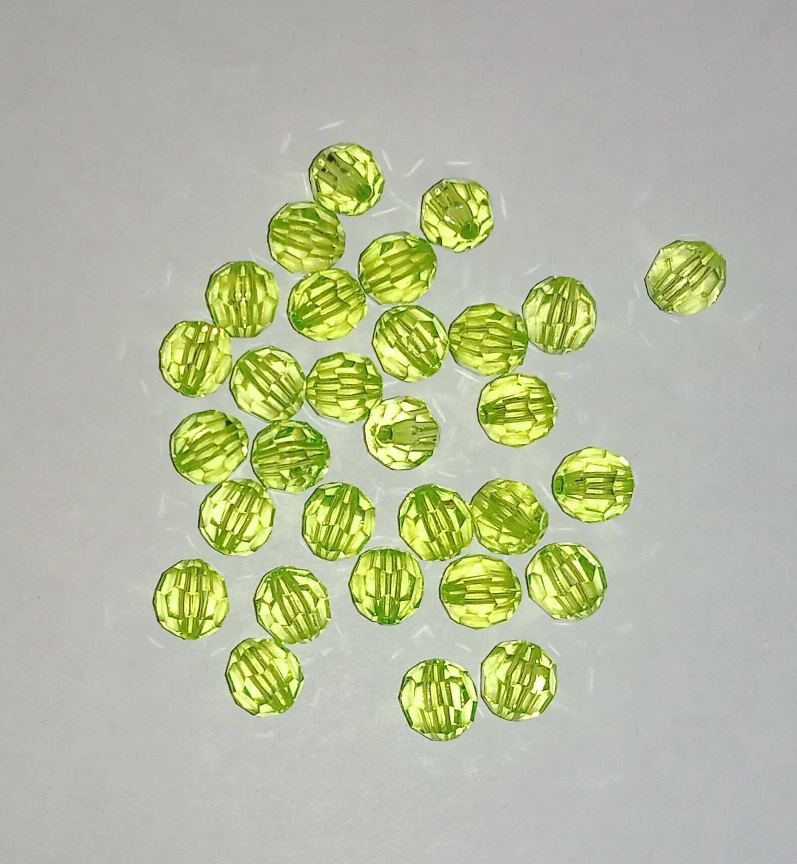 Бусины салатовые многогранные 10мм
