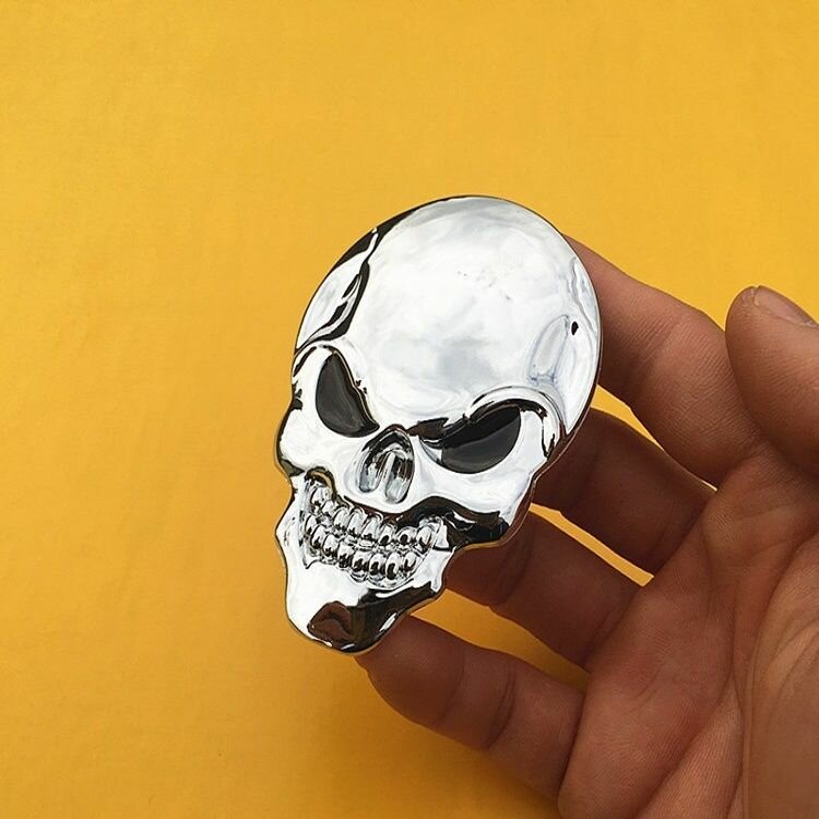 Металлическая наклейка на авто череп большой серебро черные глаза шильдик