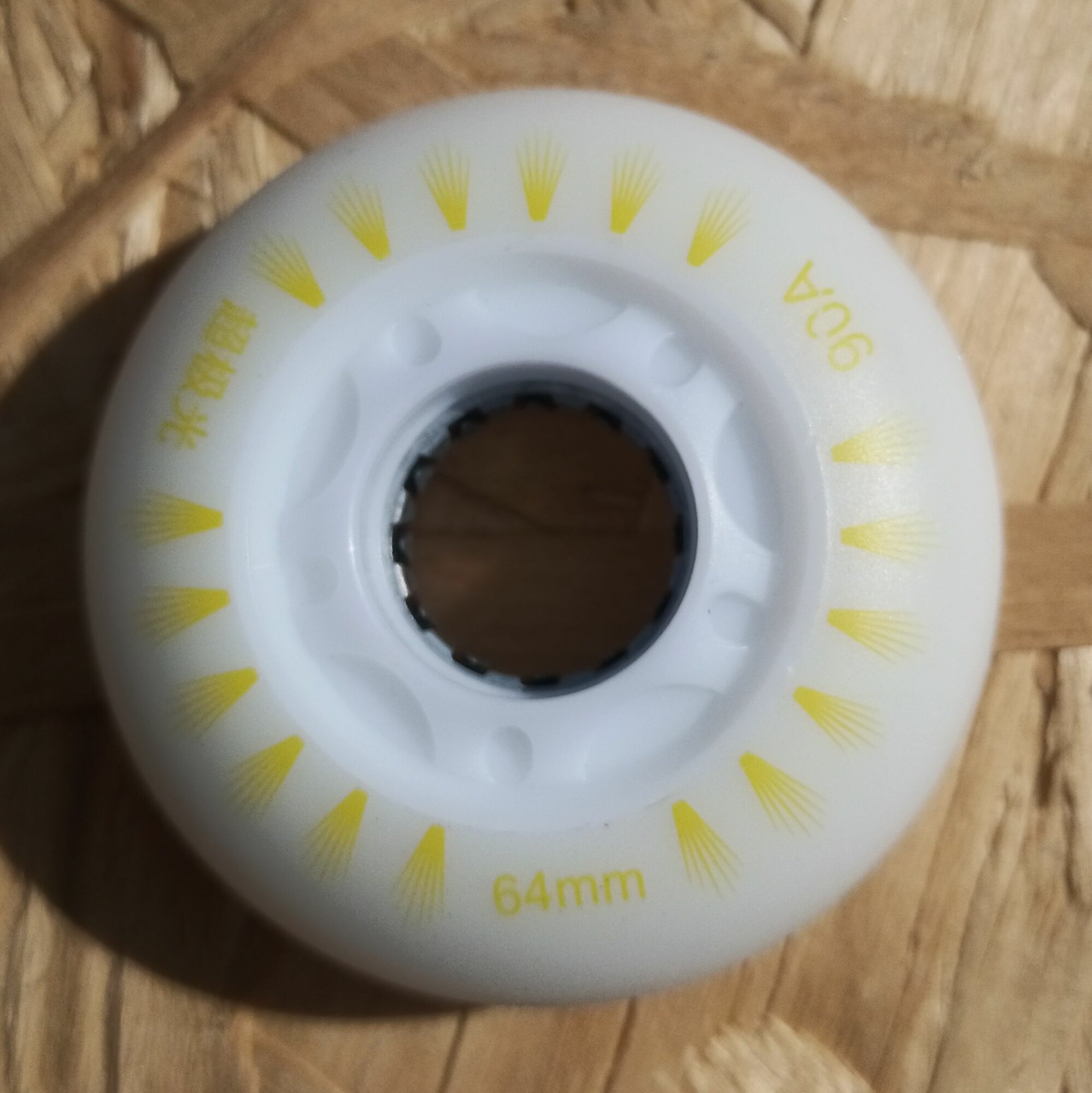 4 светящихся колес 64мм для роликов 85а. Светятся разноцветным(синий, зеленый и красный). С магнитными втулками.