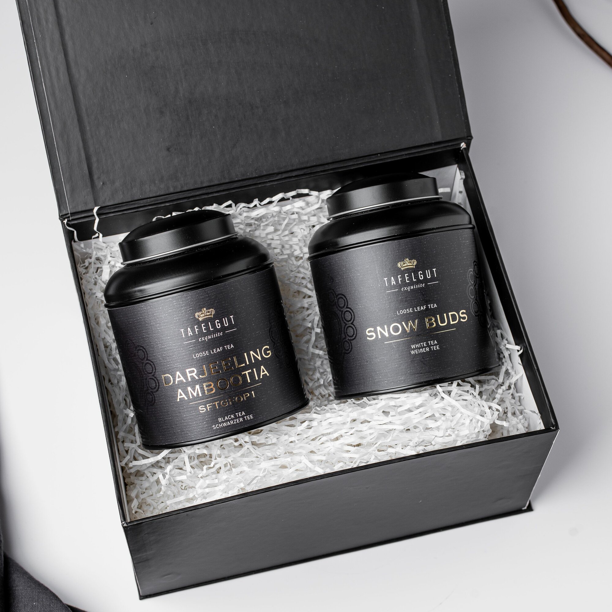 Подарочный набор из чёрного чая "Darjeeling ambootia" и белого чая "Snow buds" в чёрной матовой коробке