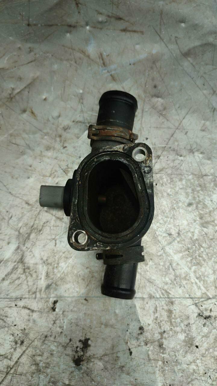 Фланец системы охлаждения Volkswagen Caddy 3 (2004 - 2010) 06A121133AL