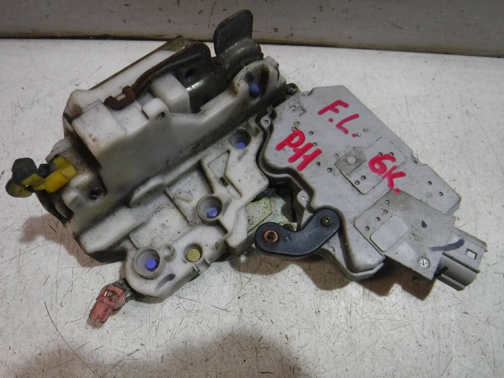 Замок двери передней левой Nissan Primera P11