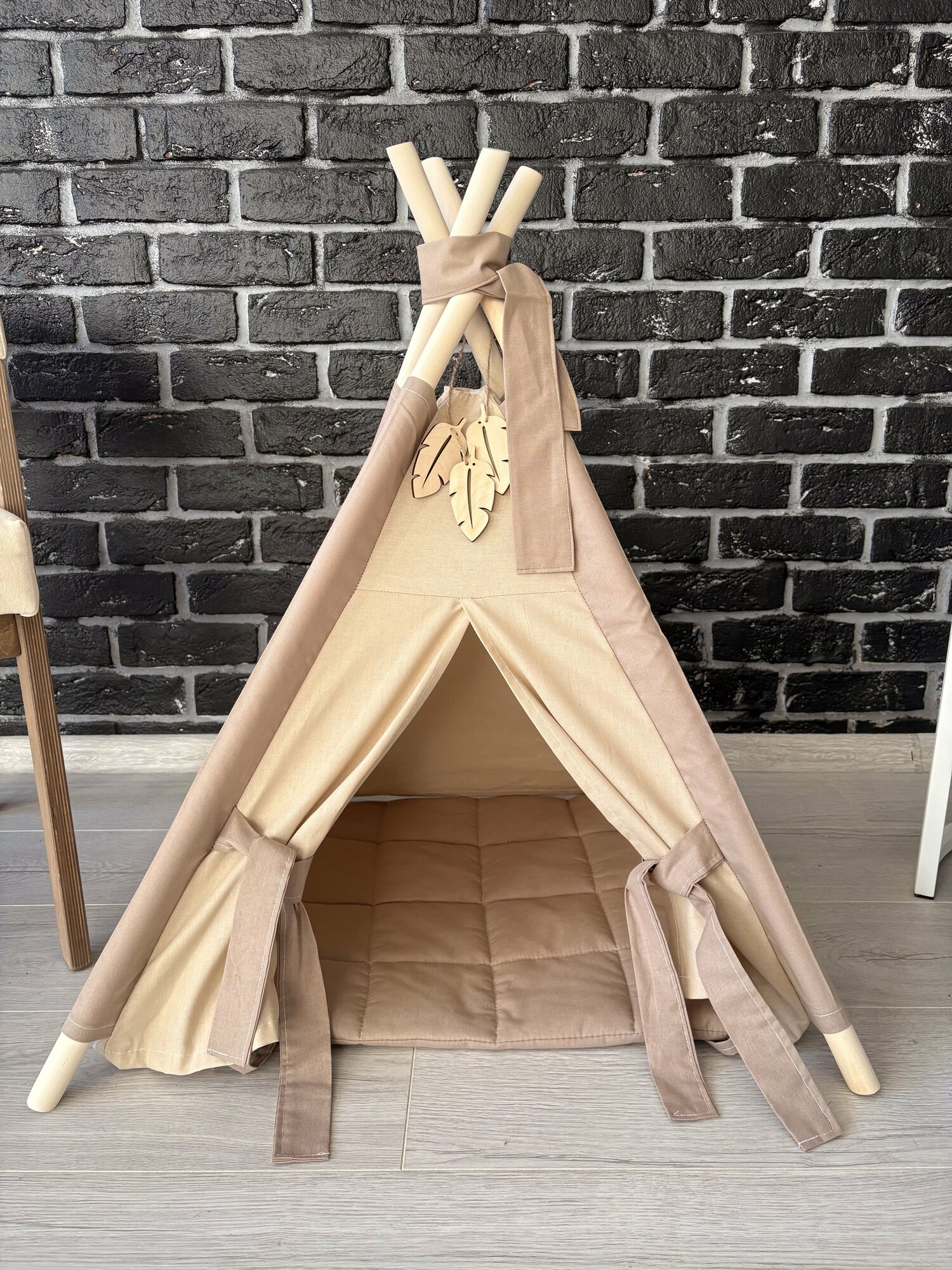 Домик палатка ВигВам с мягкой подушкой лежаком для кошек и собак мелких и средних пород Бежевый