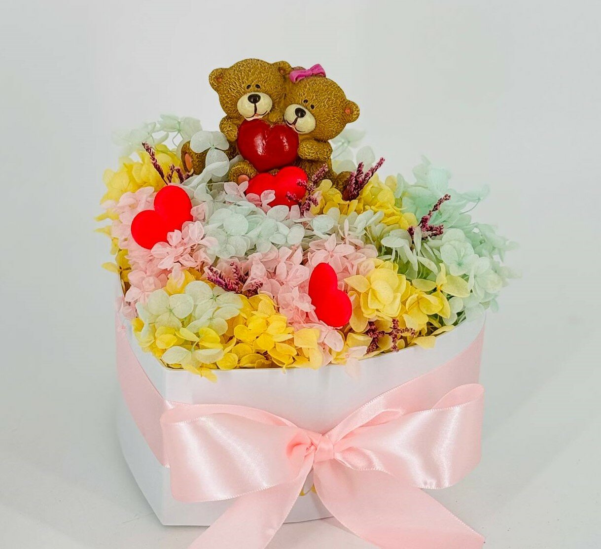 Букет из стабилизированных гортензий в коробке сердце с сувениром "Влюблённые мишки"