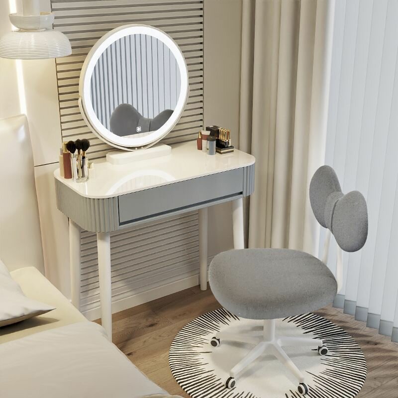 В 2024 году в главной спальне современной упрощенной спальни появился новый сливочный комод, состоящий из нескольких роскошных столиков