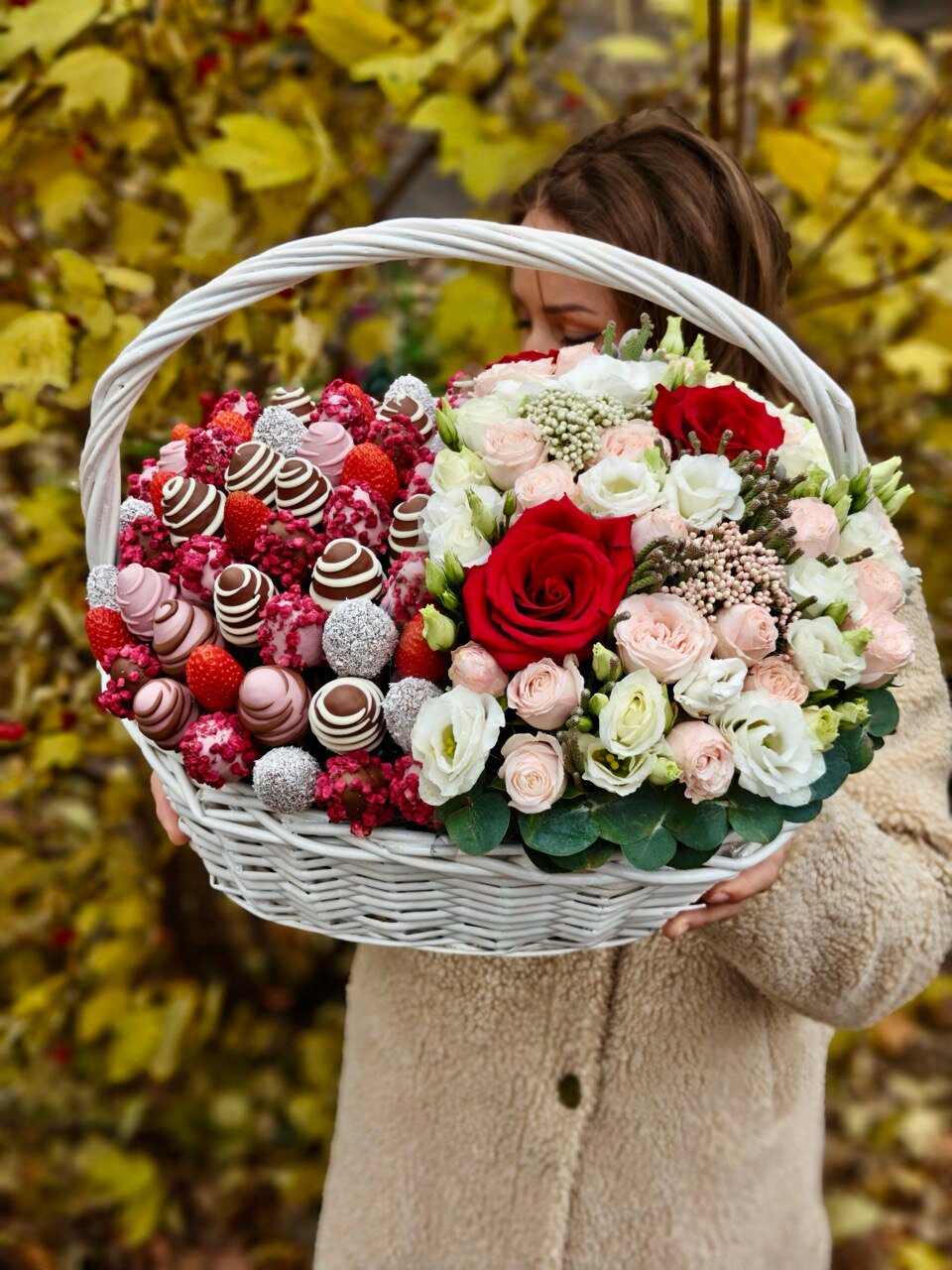 Корзина с клубникой в белом, розовом и молочном шоколаде, малина, темный рис, микс цветов, Berry Mood 2, L размер