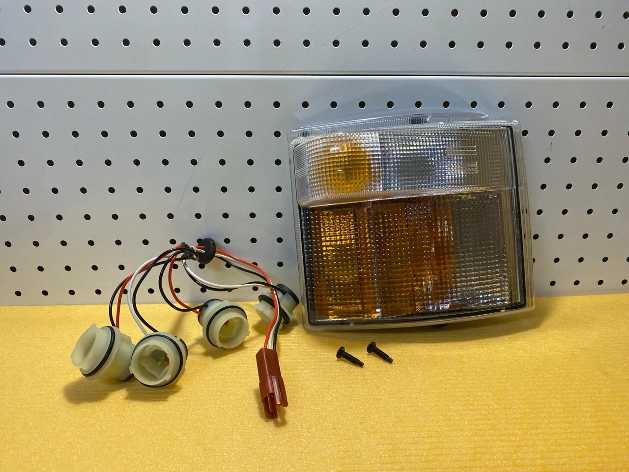 Фонарь указателя поворота правый скания 4 P R G T-series (Scania 4)(с проводкой)