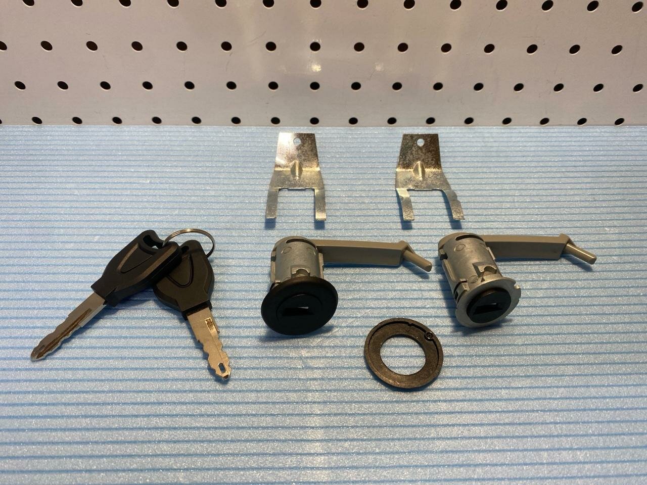 Сердцевина (личинка)замка двери RENAULT MAGNUM комплект 2 шт. (Рено магнум)