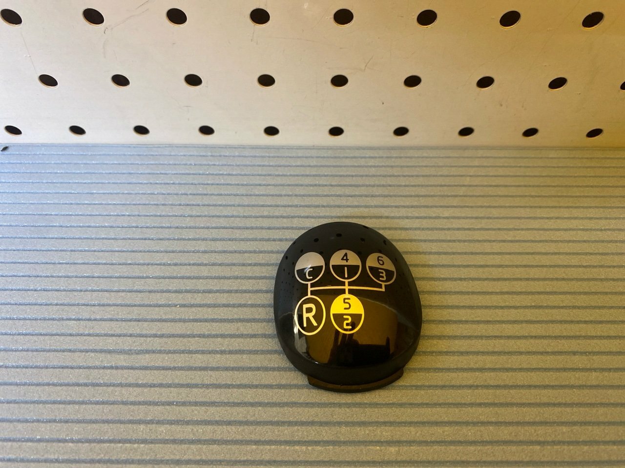 Крышка ручки кпп VOLVO FH FM со схемой переключения (вольво ФШ ФМ)