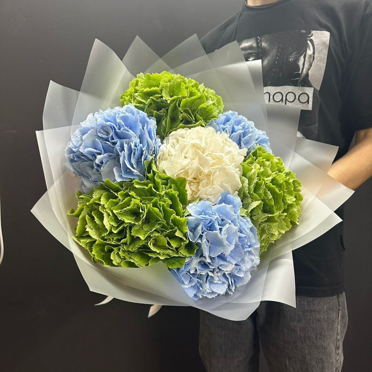 Букет микс из разных гортензий крупных в количестве 5 штук высота 60 см свежие доставка