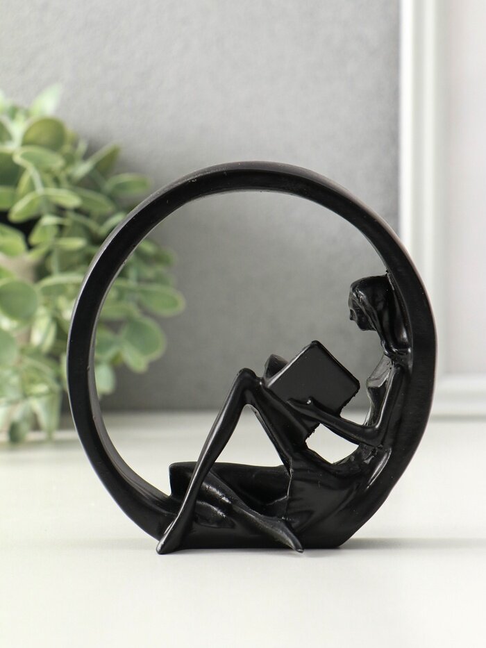 Сувенир полистоун "Девушка читает книгу" чёрный 4х11,3х11,7 см