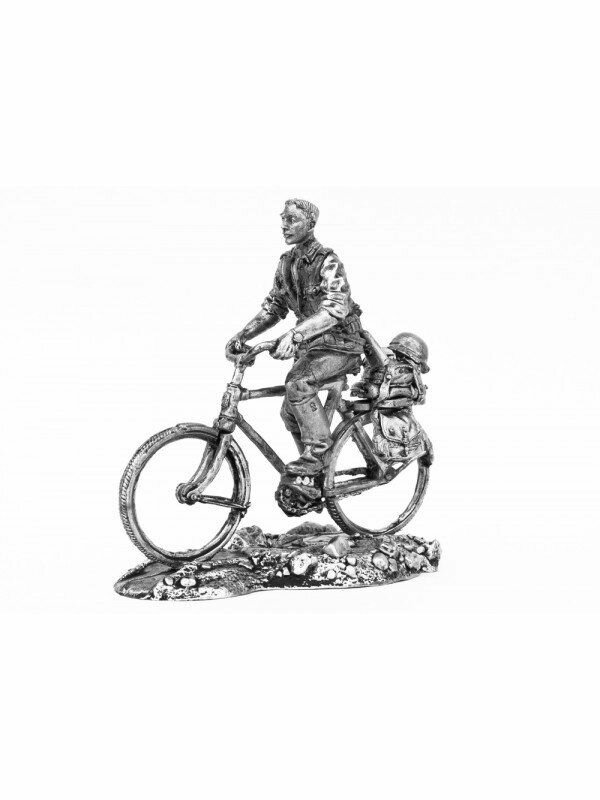 Коллекционный оловянный солдатик фигурка Рядовой на велосипеде 6 см
