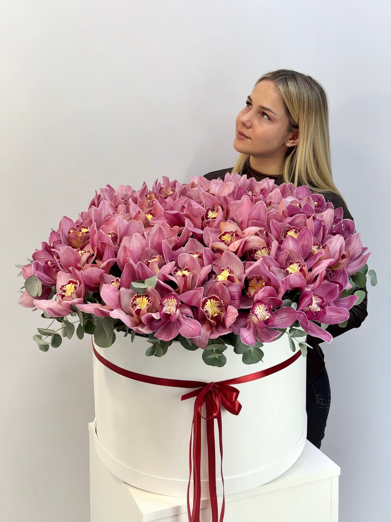 101 розовая орхидея в белой коробке с красивым бантом на подарок