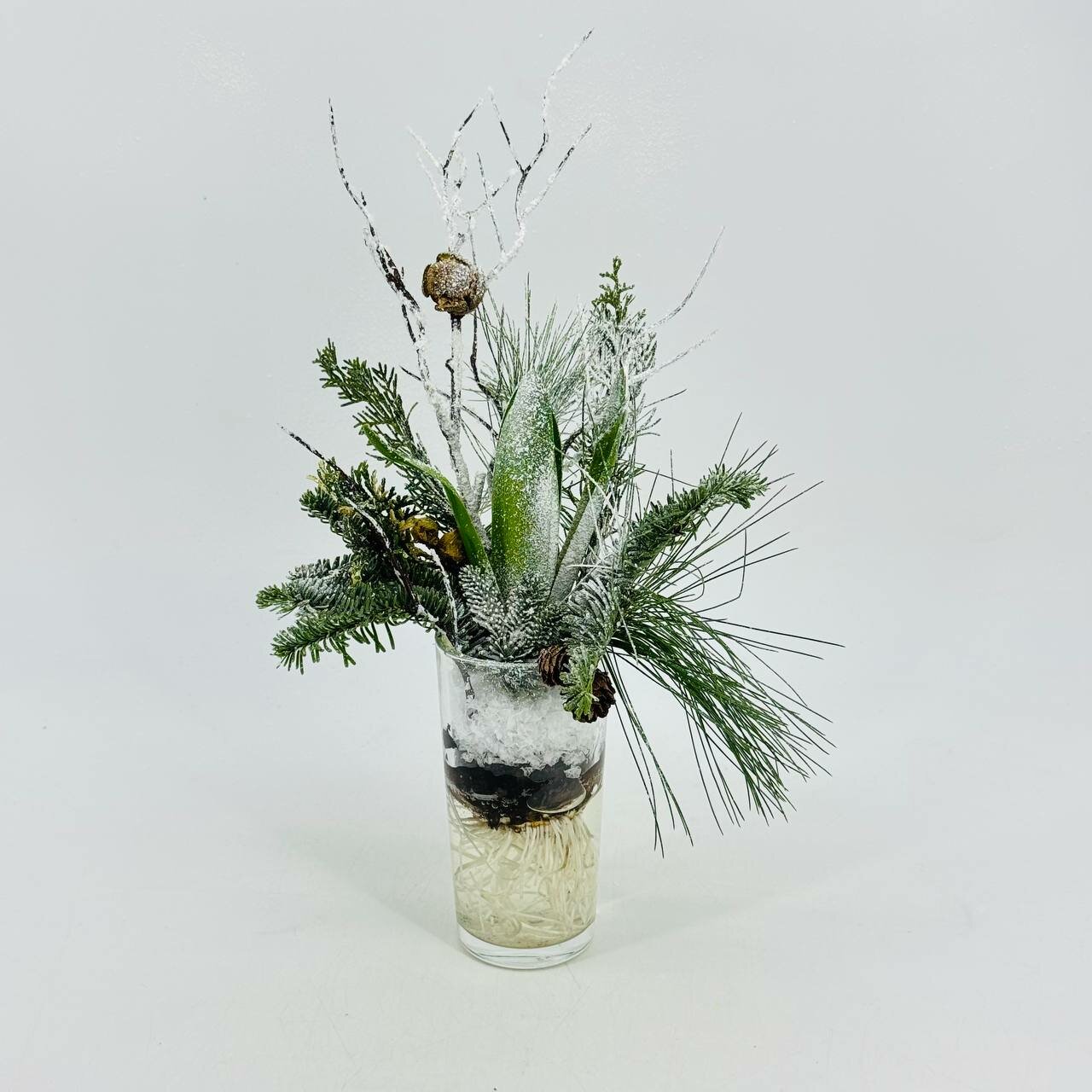 Зимний букет в стакане из живой хвои нобилис с весенним первоцветом гиацинт