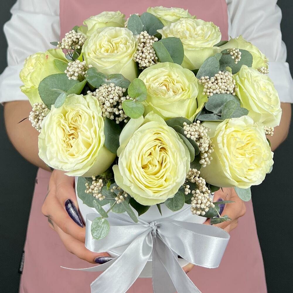 Цветы в коробке. Белые пионовидные Розы, Озотамнус и ветки Эвкалипта