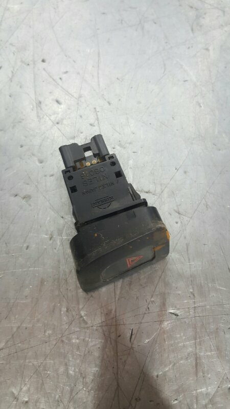 Кнопка аварийной сигнализации Nissan Liberty UA-RNM12 QR20DE 2001 (б/у) 25290WF700