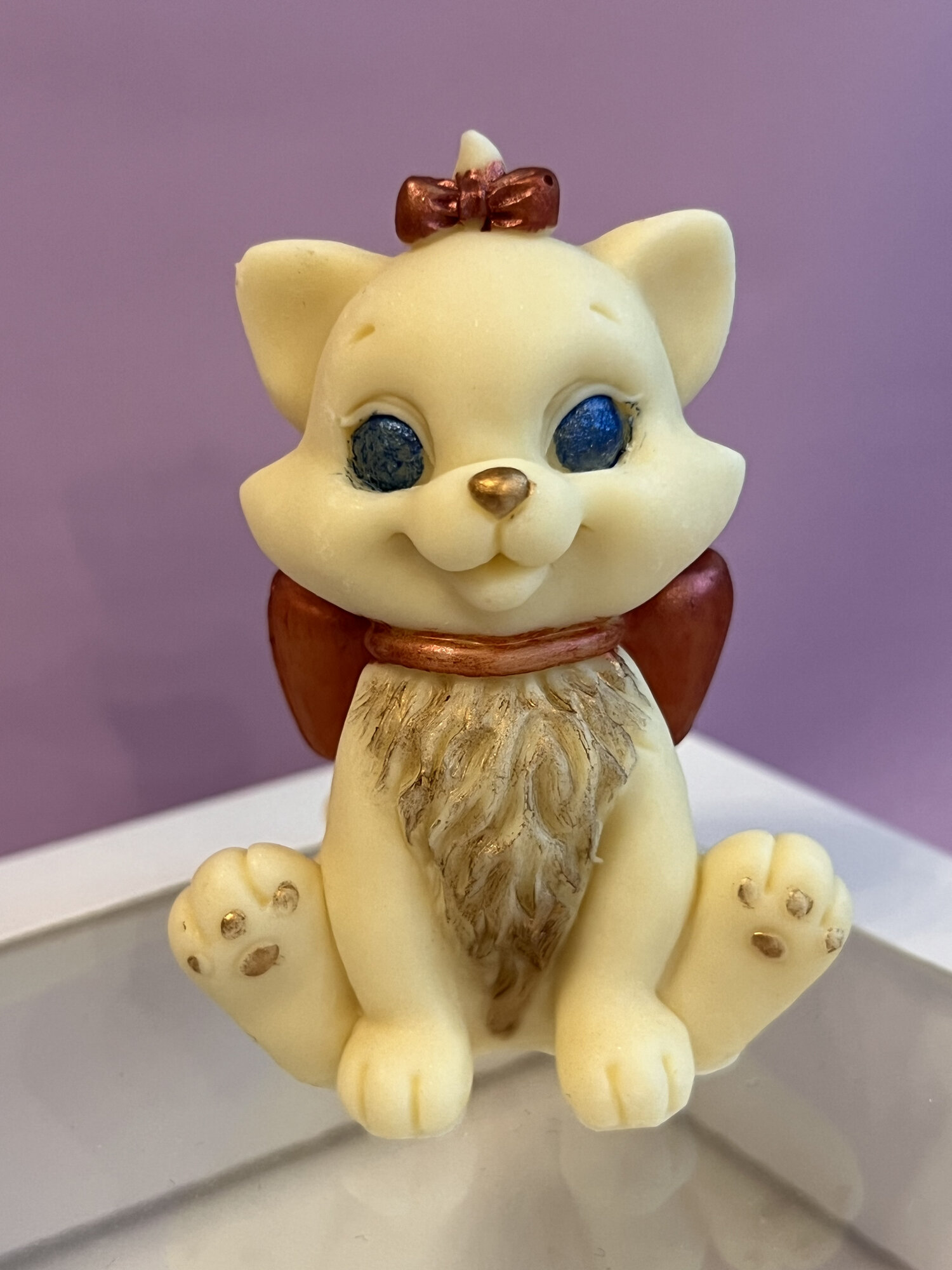 Шоколадная фигура "Кошка Аристократ", белый шоколад, ручная работа