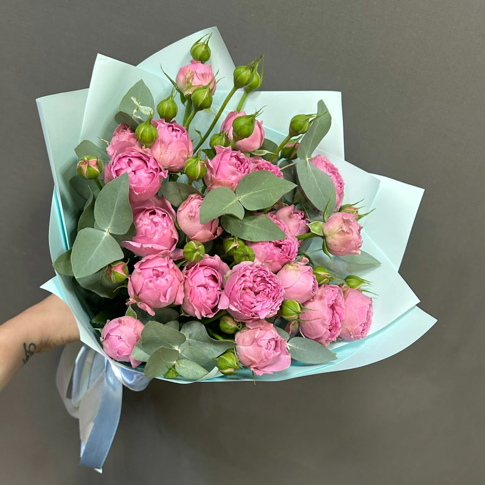 Букет из 5 кустовых пионовидных роз Мисти Баблз в голубой упаковке