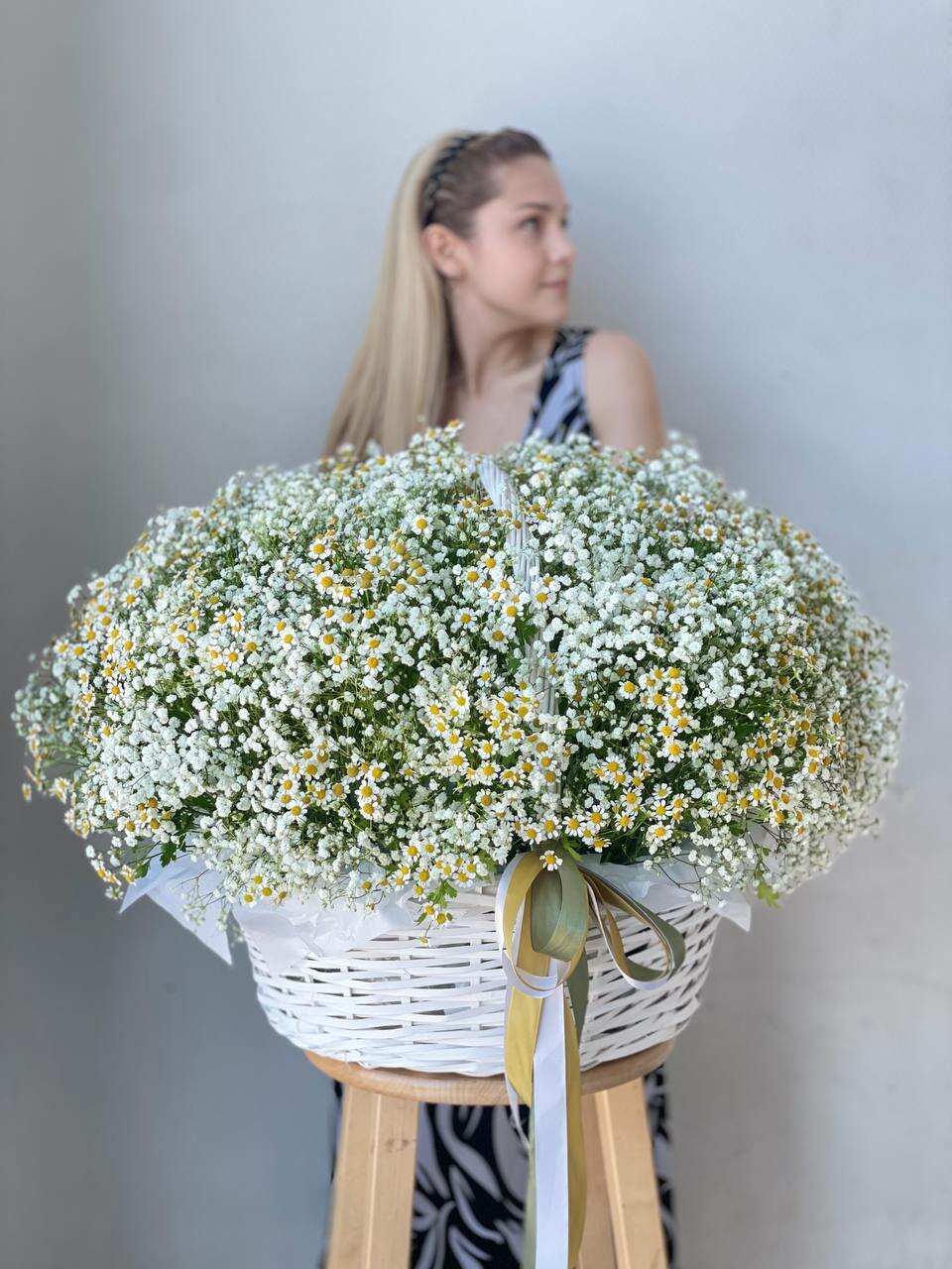Большая корзина с ромашками