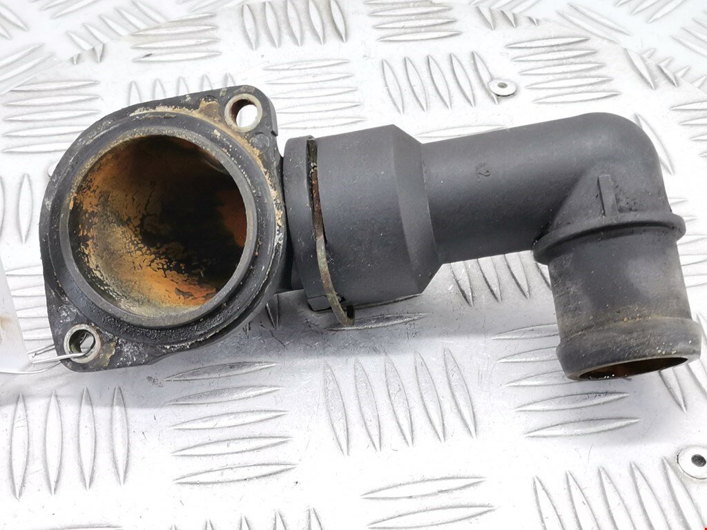 Корпус термостата Volkswagen Golf 3 037121121A арт. 1901725