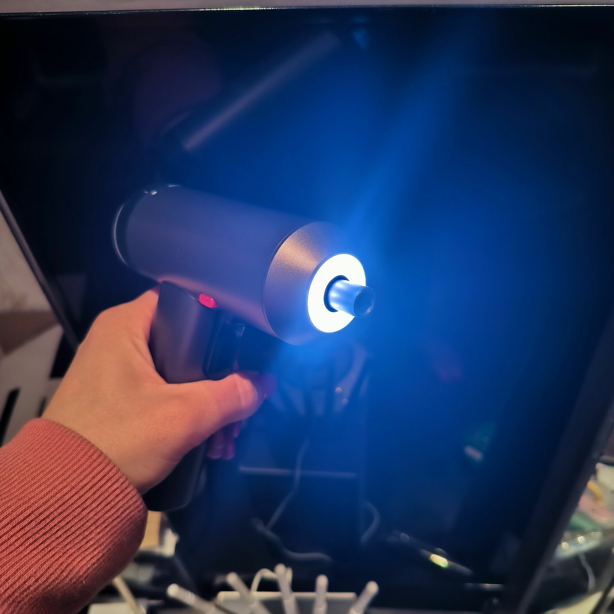 Перезаряжаемая электрическая отвертка пистолетного типа цельный дизайн cветодиодный монитор 220 об/мин 2000мАч 6Н. м. 6-ступенчатая регулировка крутящего момента