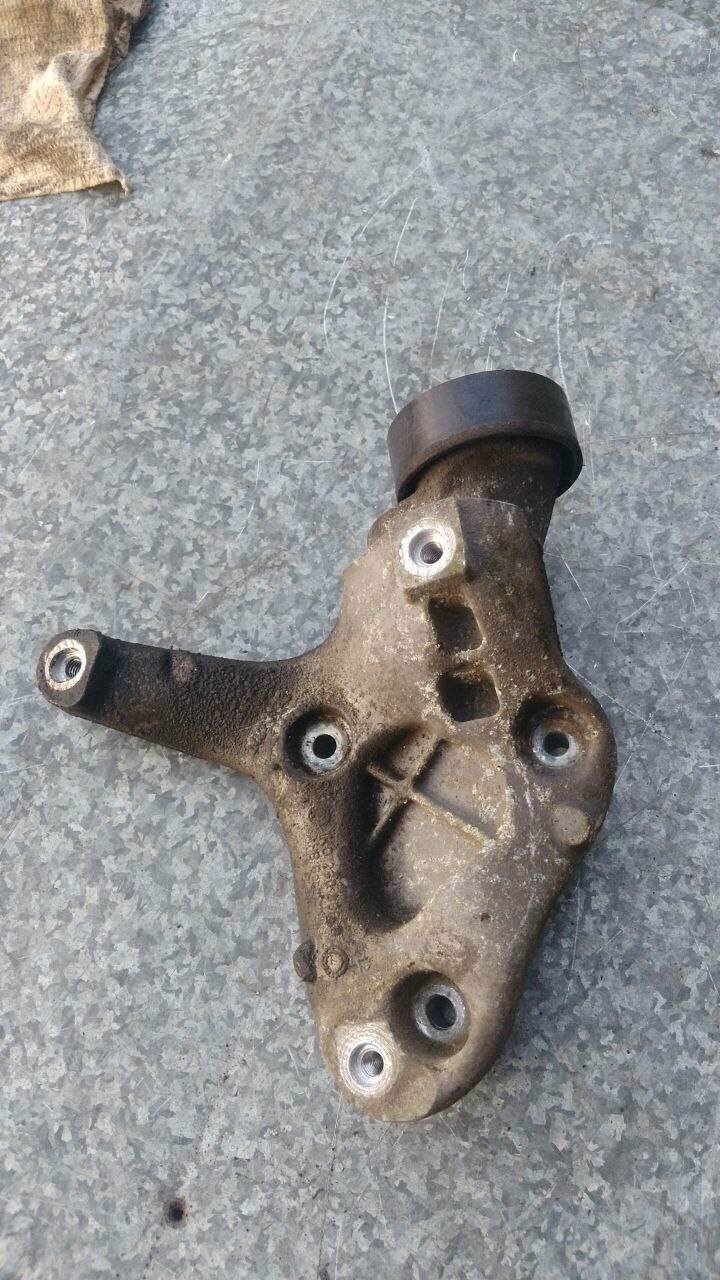 Кронштейн компрессора кондиционера Volkswagen Golf Plus (2005 - 2009) 1K0260885B