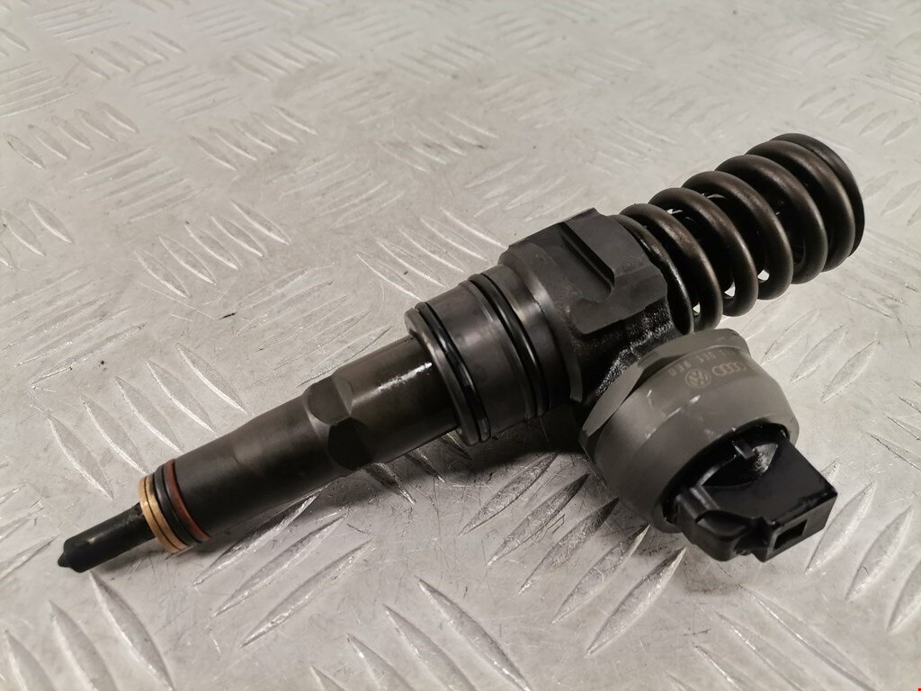 Форсунка дизельная электрическая Volkswagen Passat 6 038130073AG арт. 1402523