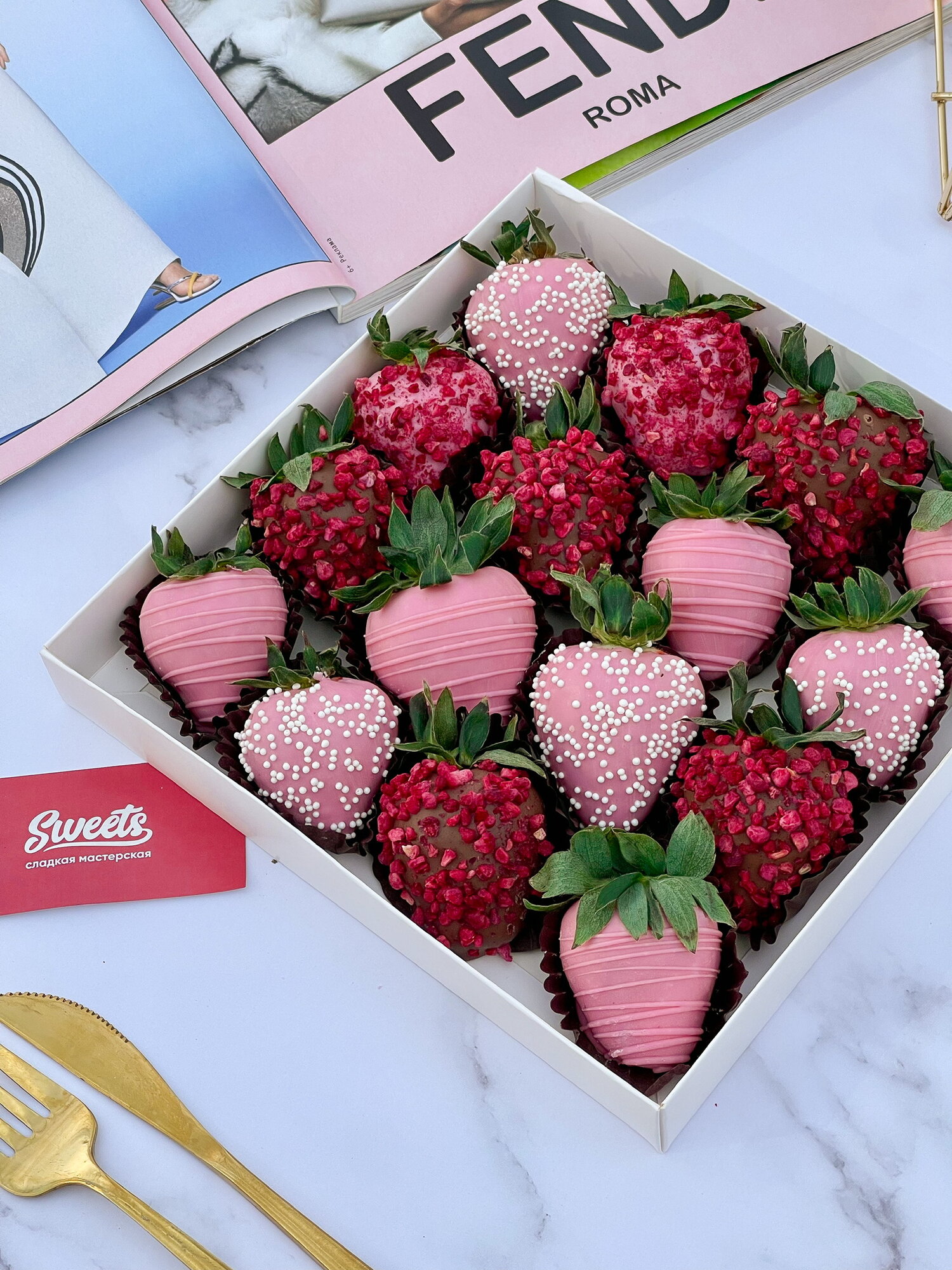 Клубника в шоколаде набор в коробке "Pink" с голубикой 16-20 шт