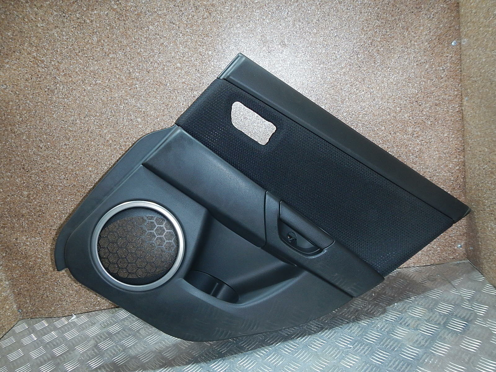 Б/У Обшивка двери задней правой, Mazda (Мазда)-3 (BK) (02-09) MAZDA 3 (BK) (02-09) новая 241124 MAZDA арт. BS3H6852YC