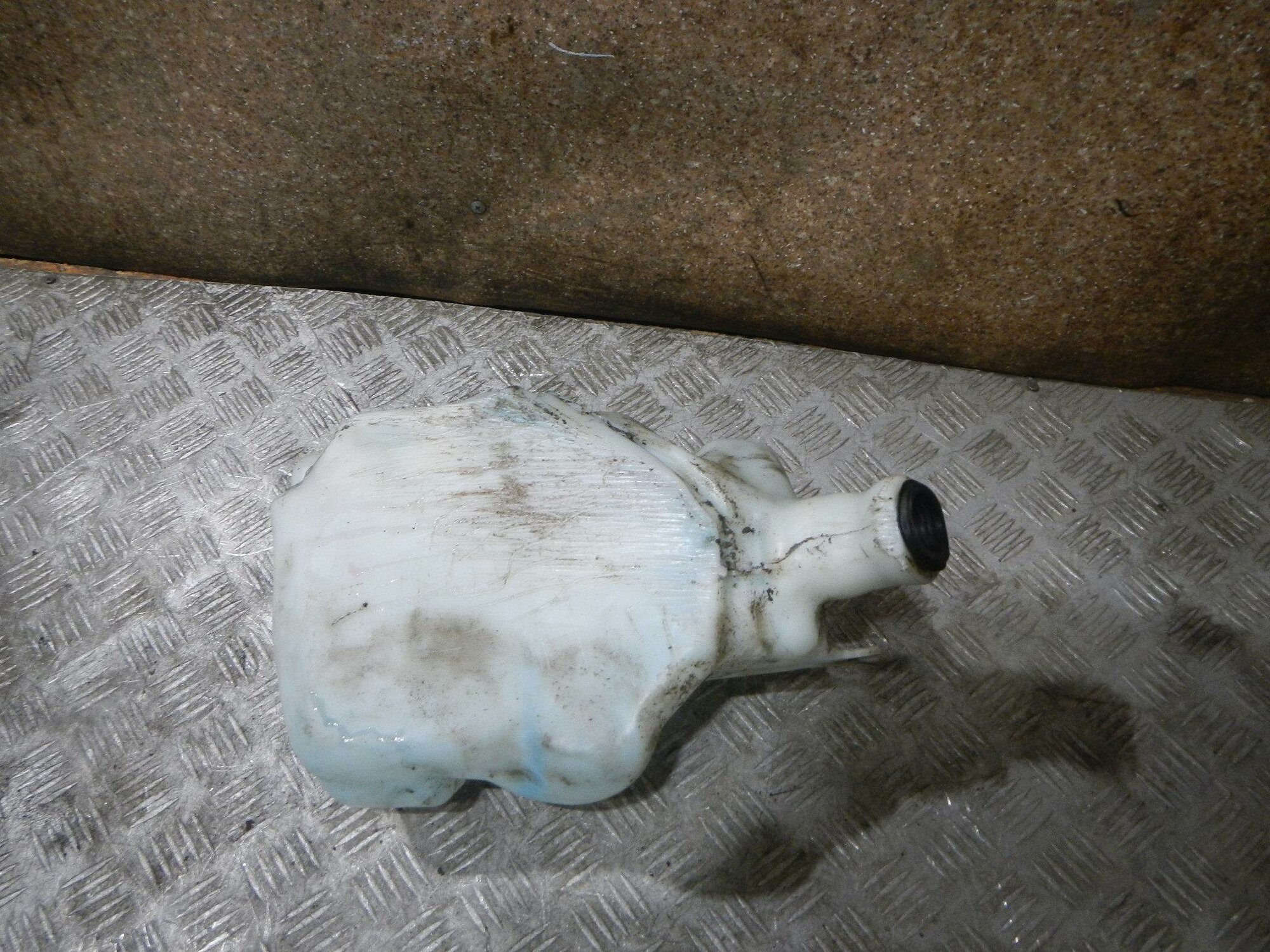 Б/У Бачок омывателя лобового стекла, Peugeot (Пежо)-207 (06-) PEUGEOT 207 (06-) Под 2 насоса. Задиры,сломано 2 крепления....