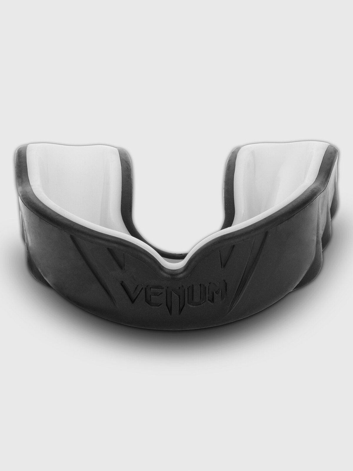 Капа боксерская Venum Challenger Black/White, чехол в комплекте