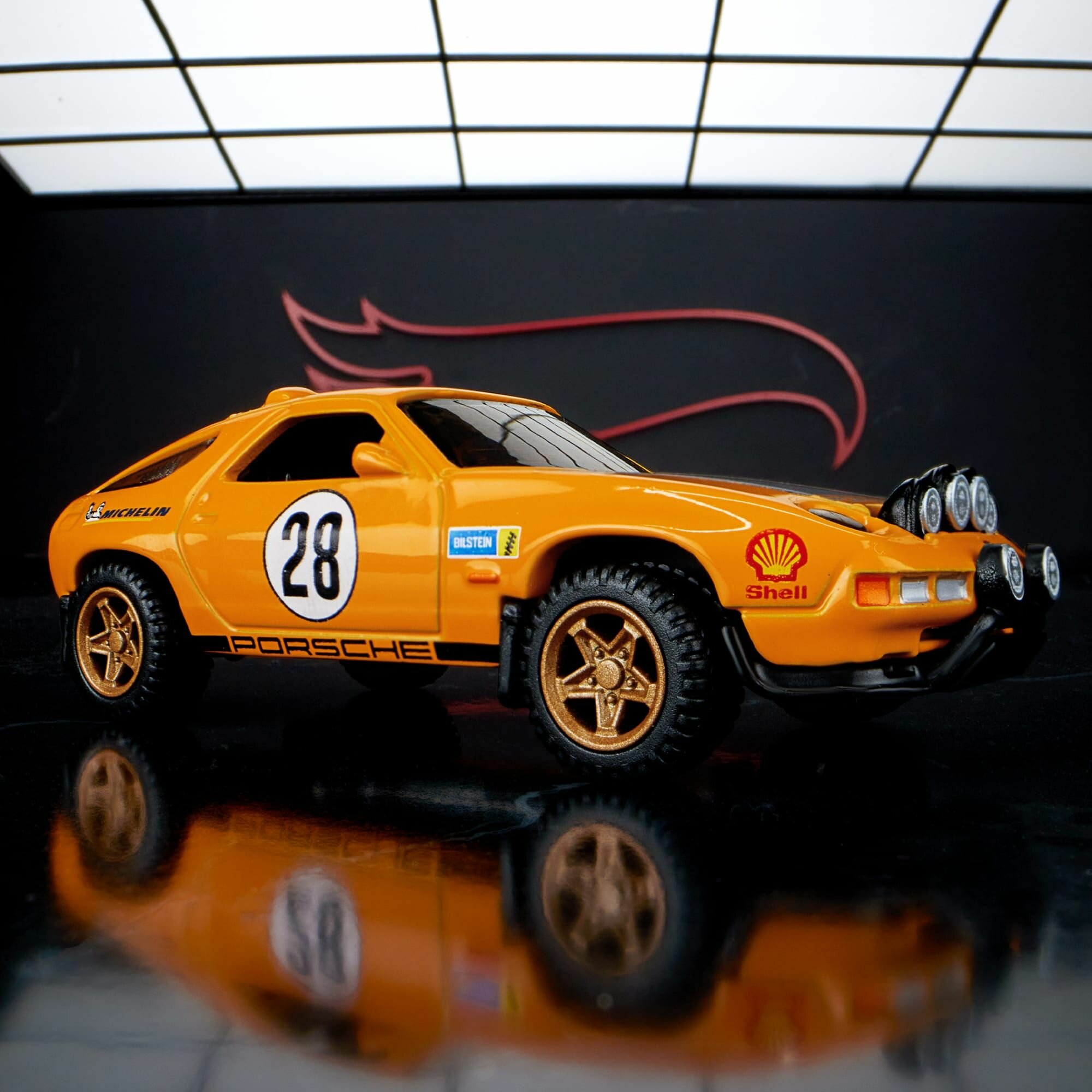 Коллекционная машинка Mattel Hot Wheels Collectors Elite 64 Porsche 928 Safari
