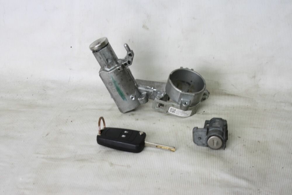 Замок зажигания и личинка двери Opel Astra J 913709