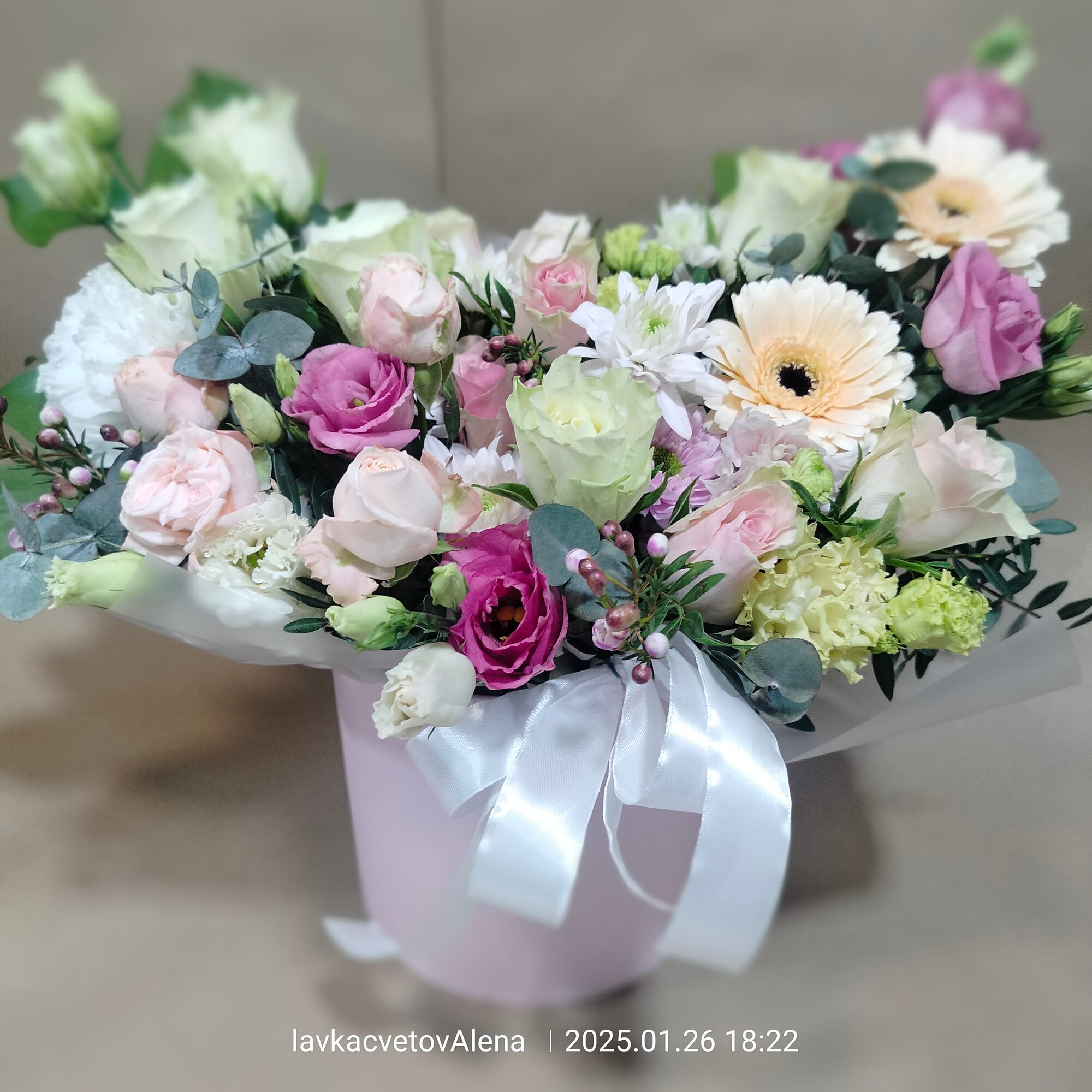 Букет в шляпной коробке, розы, эустома, пионовидная роза, гербера, хризантема, зелень, эвкалипт