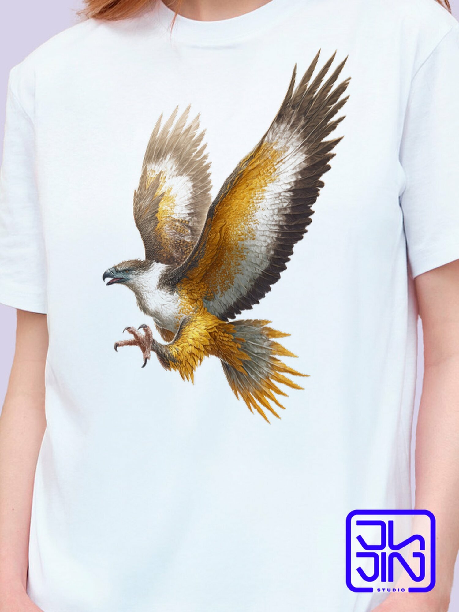 Футболка классическая женская с авторским принтом Крутой черно-белый и желтый орел с классными крыльями в дикой природе, белый хлопковый трикотаж с прикольным рисунком на груди