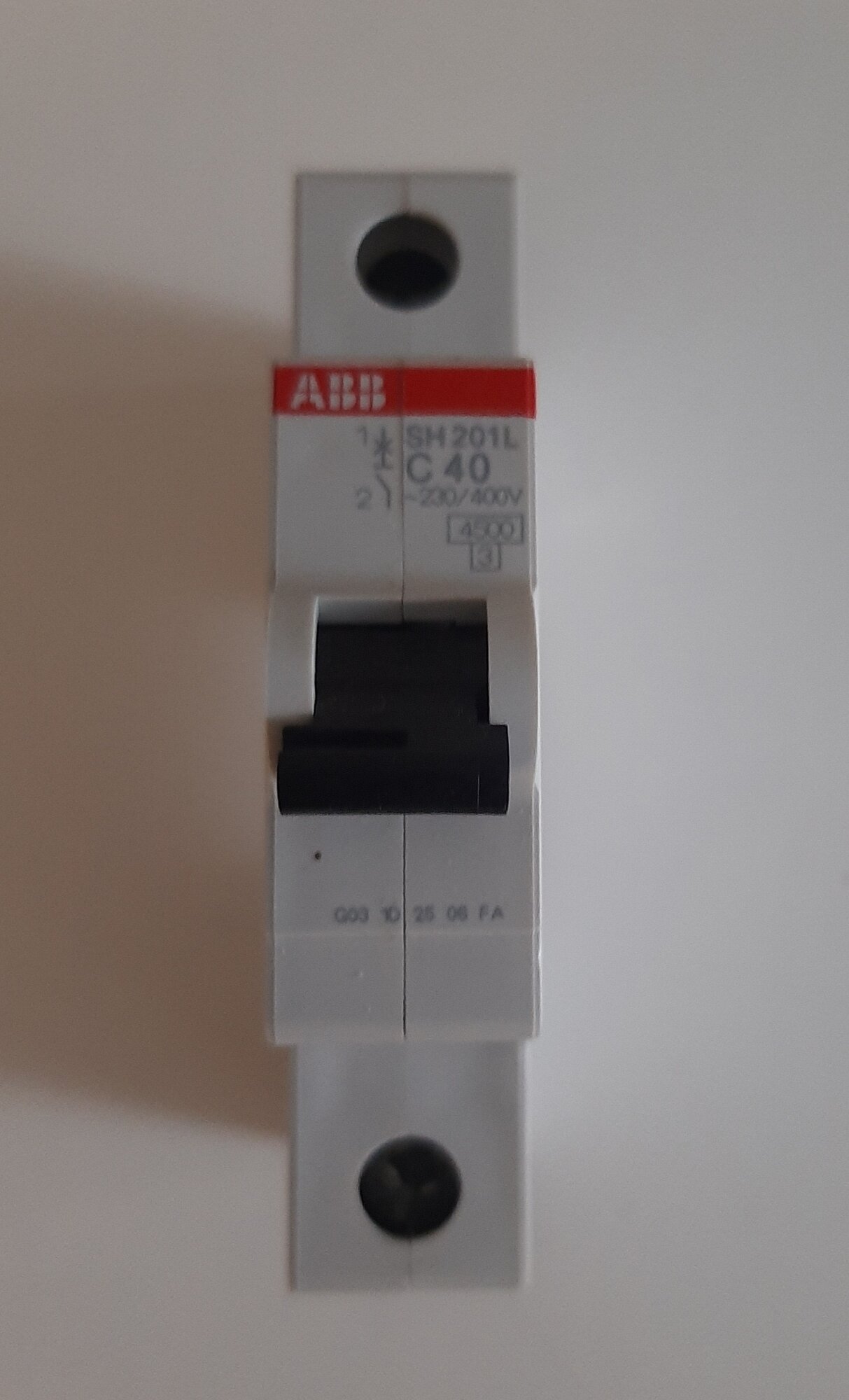 Автомат электрический АВВ С 40 1-ый
