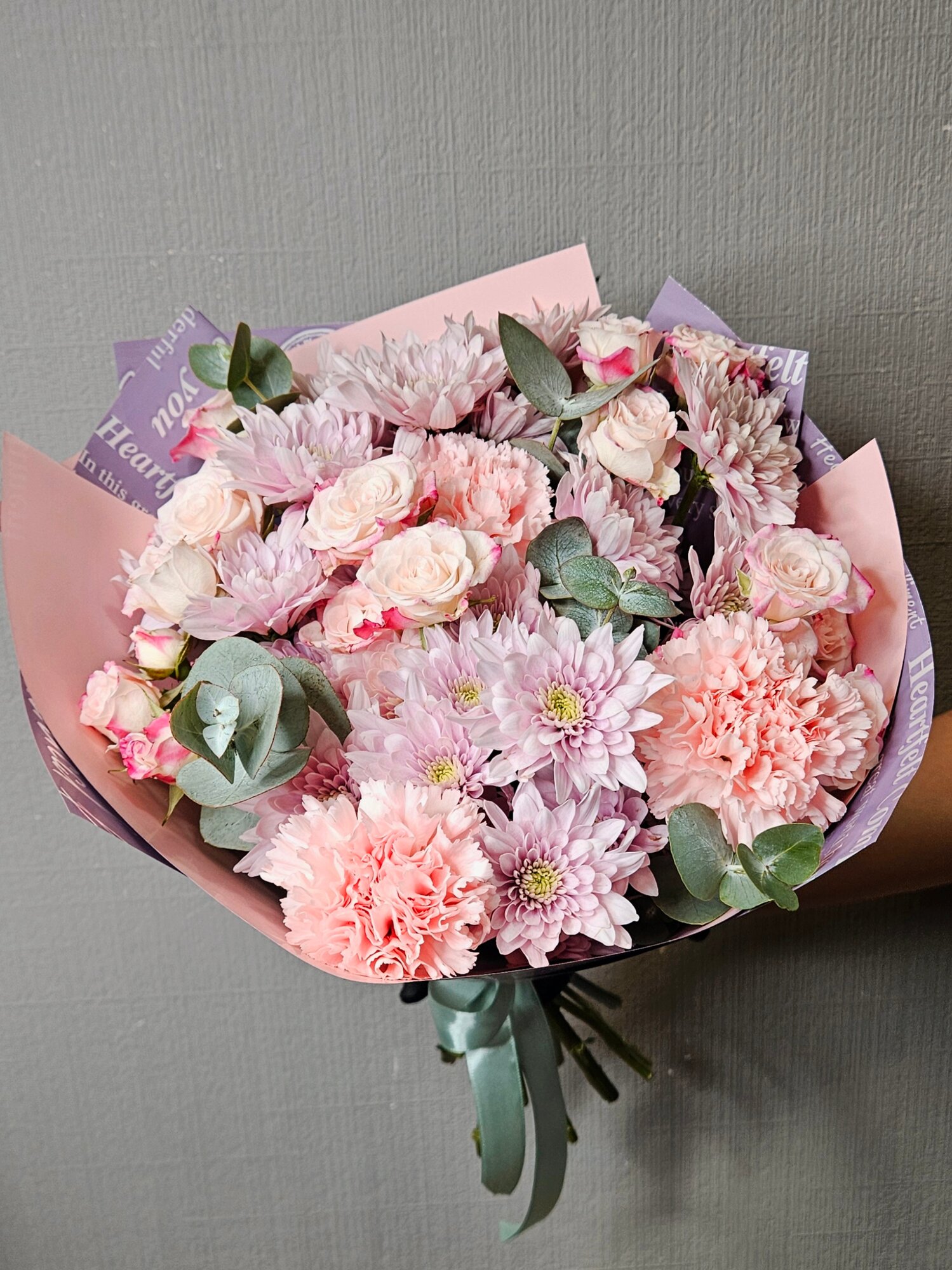 Букет с пастельной кустовой хризантемой, кустовой розовой розой, диантусом и эвкалиптом «Лавандовый сон»
