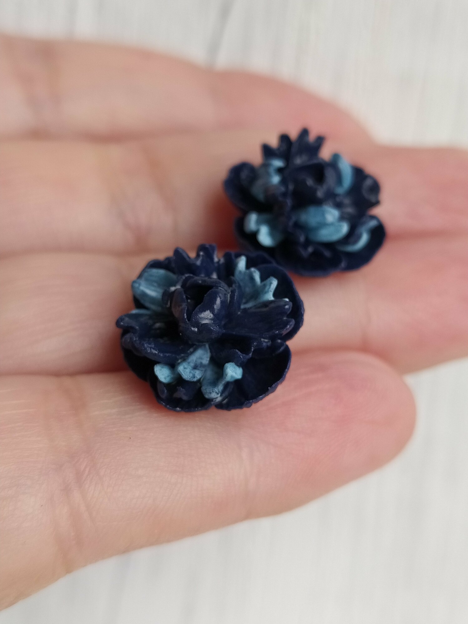 Серьги пусеты Tiny Petal, полимерная глина