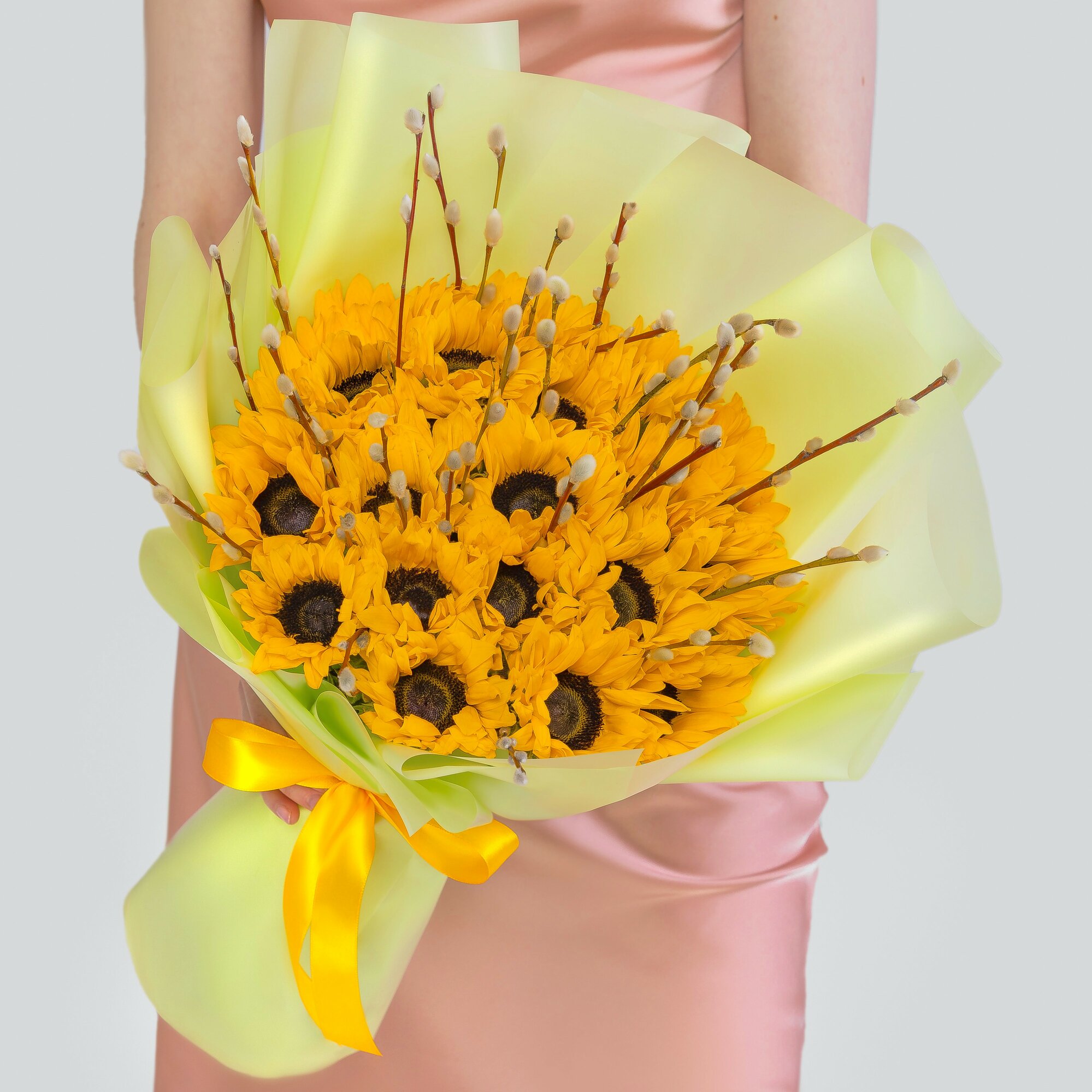Дуо-букет Мегацвет24 "Верба и подсолнухи", серебристый/желтый, дизайнерская упаковка