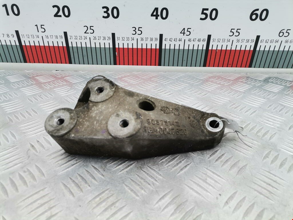 Кронштейн (крепление лапа траверса) кпп Opel Astra H 90538555 арт. 2020079