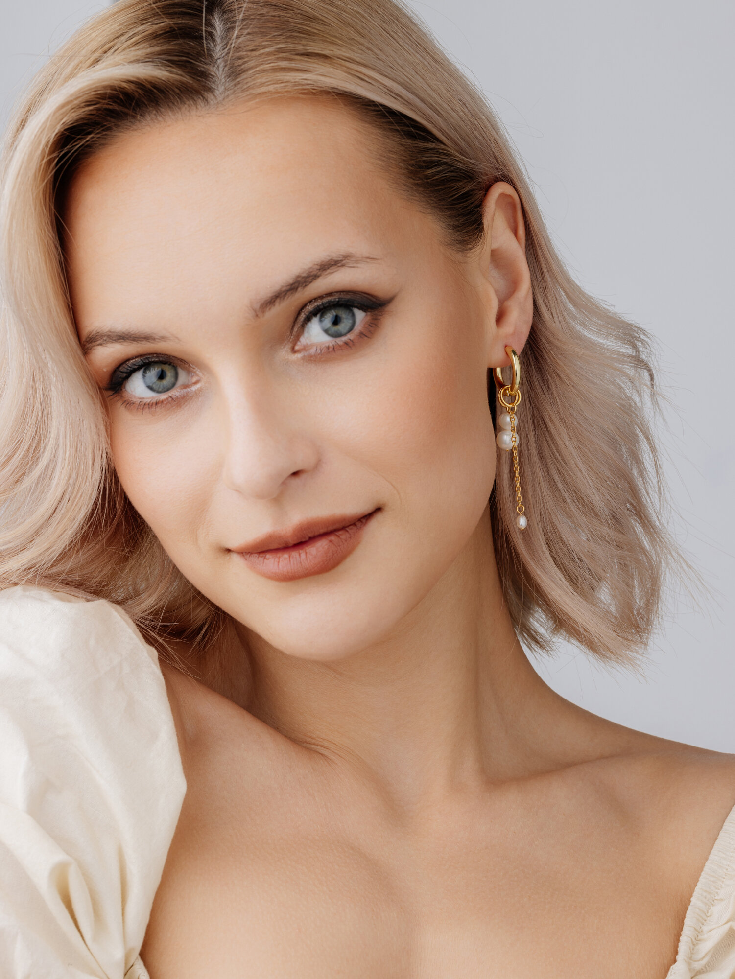 Серьги с подвесками CHEPIKOVA accessories, жемчуг барочный, размер 20 мм, бело-золотой — фото 1
