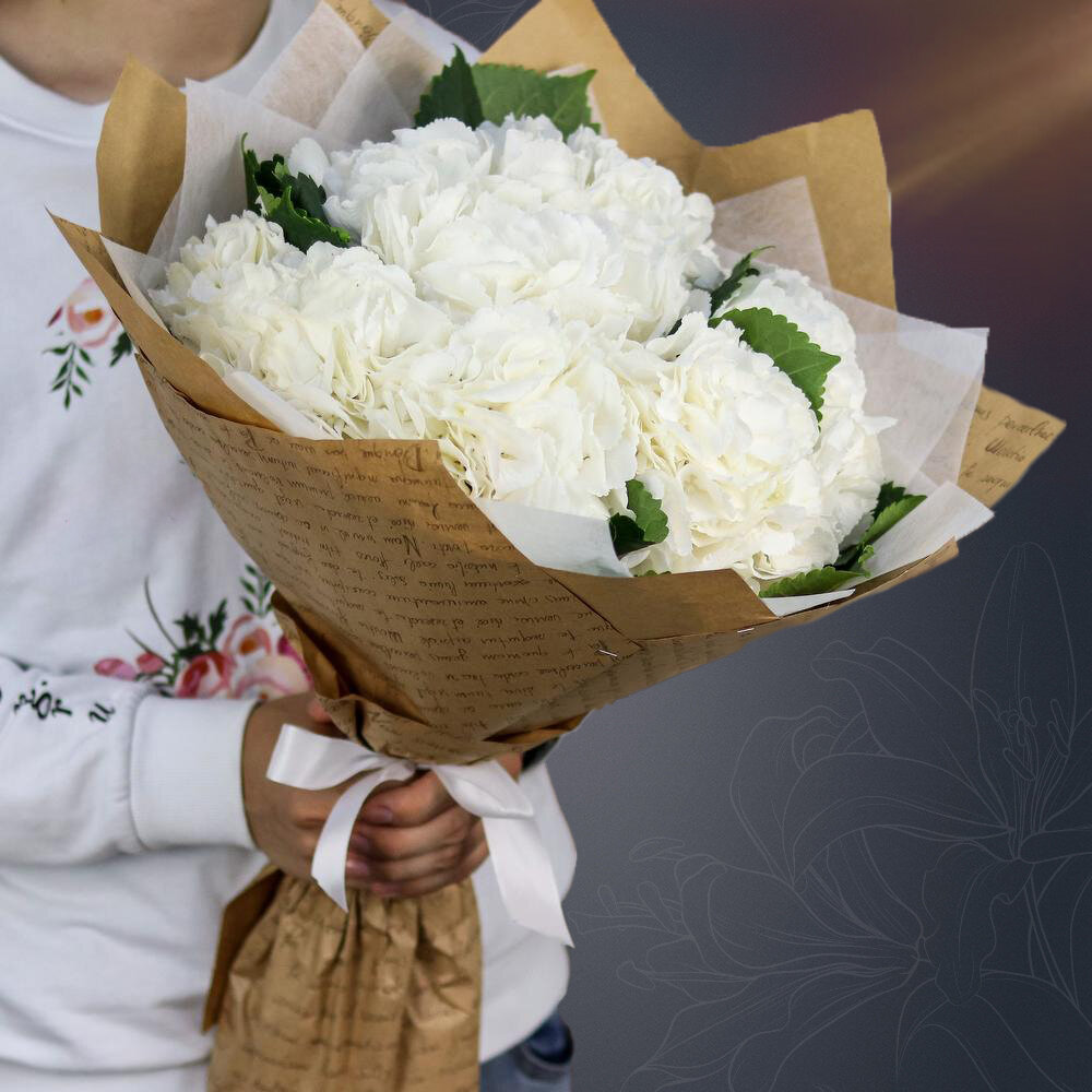 Классический букет из 7 белых гортензий в крафте от 2name Flowers