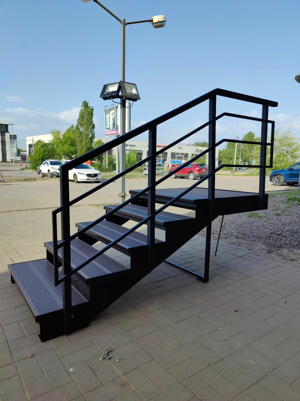 Лестница-крыльцо 5 ступеней с площадкой, с ДПК, ограждение справа, ширина 1м, высота 1м.