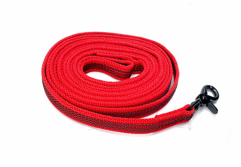 Поводок из прорезиненной стропы с латексом красный 20 мм карабин черный рычажный 3 м