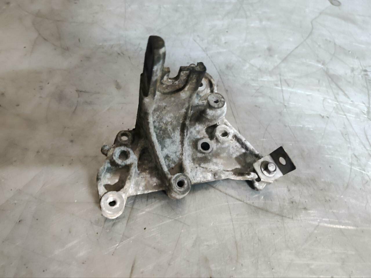 Кронштейн двигателя Ford Focus 2 2005 9648584680