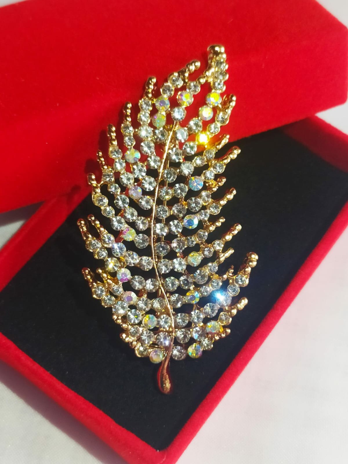 Брошь, стразы